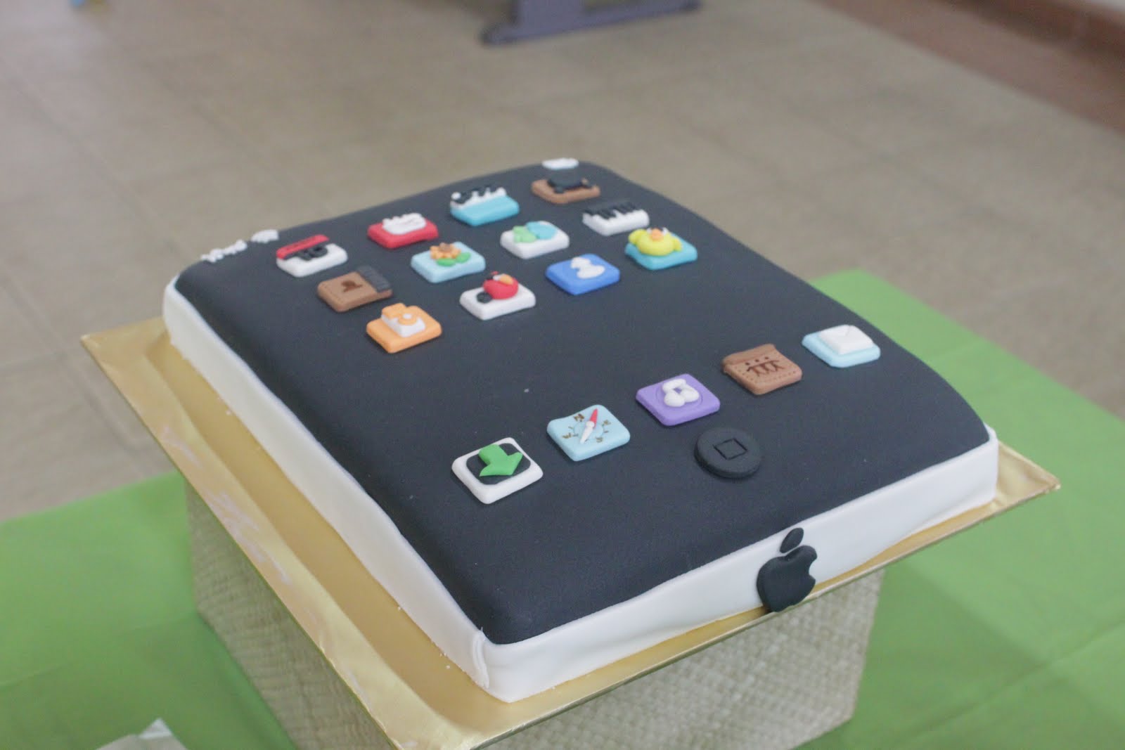 CoMeLiCiOuS: ipad Cake