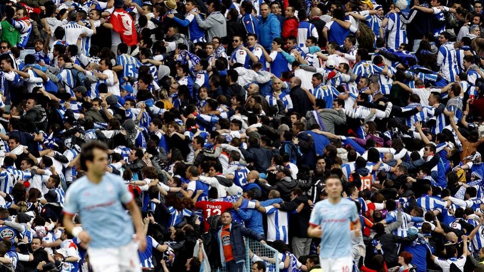 Colección de bufandas de grupos ultras.: Bufandas de los Riazor Blues ...
