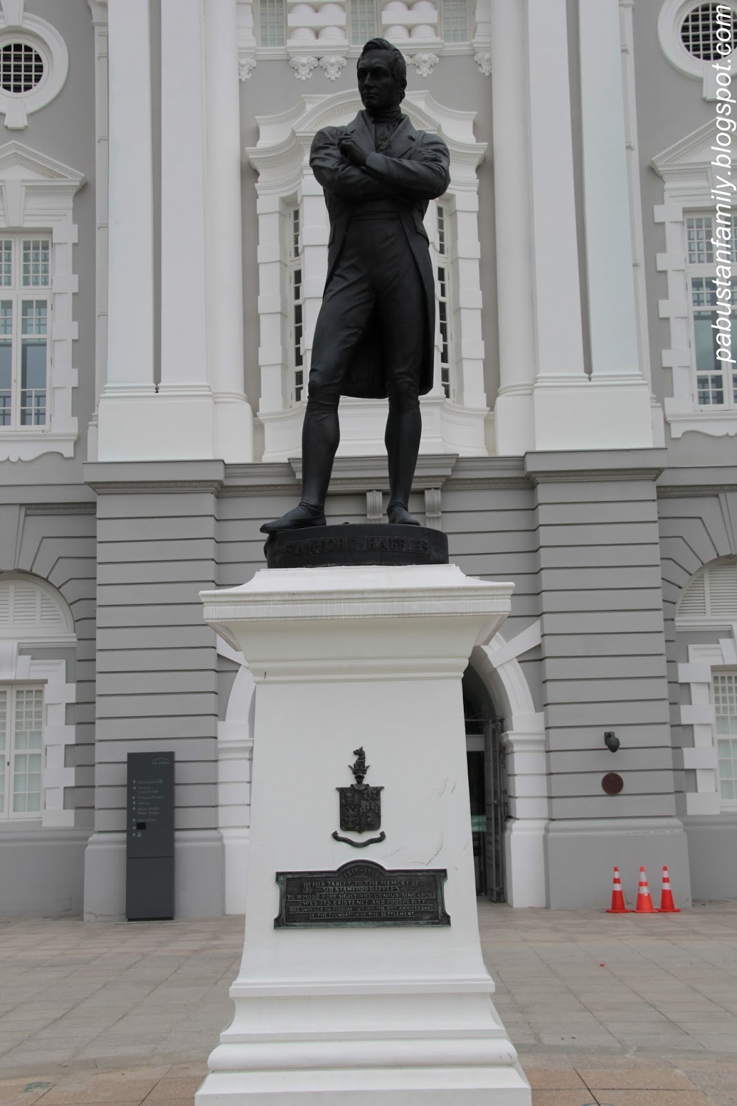 Family Travelogue: The Statues of Sir Stamford Raffles, founding of ...
