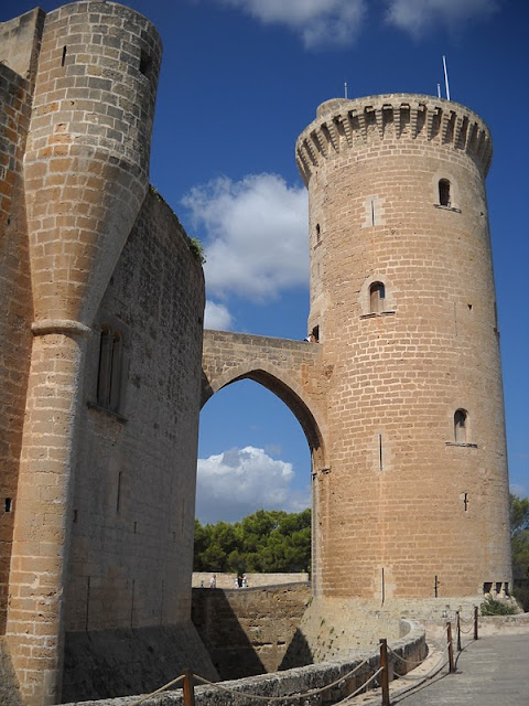 Castelul Bellver si o priveliste minunata ~ Aripile lui Rafael