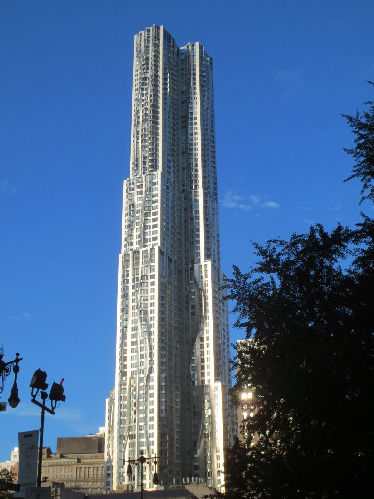 Big Apple Secrets: Deconstructivism and Facebook. Frank Gehry.