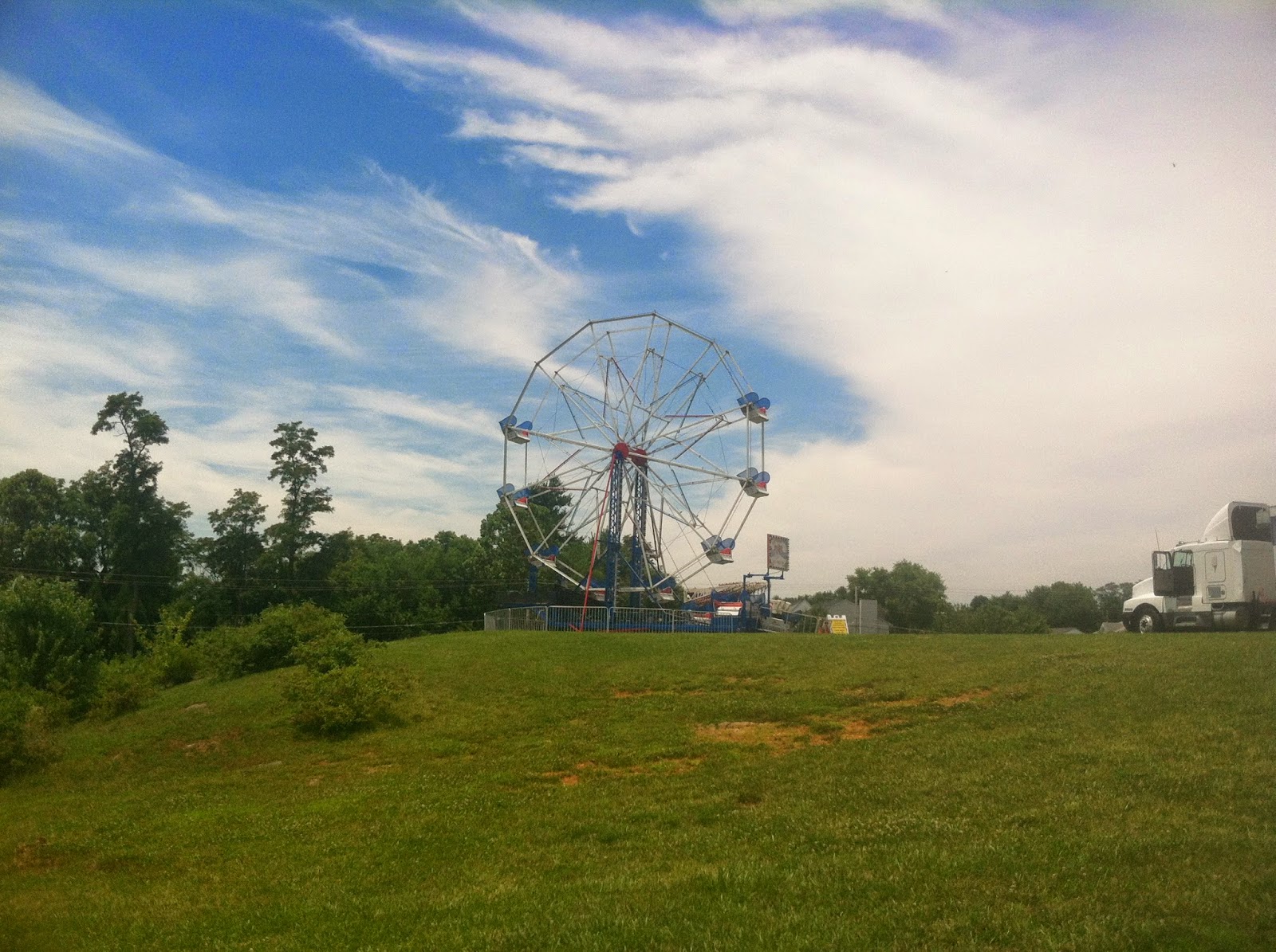 Carnival Chasing : Snyders Amusements setting up the Middletown ...