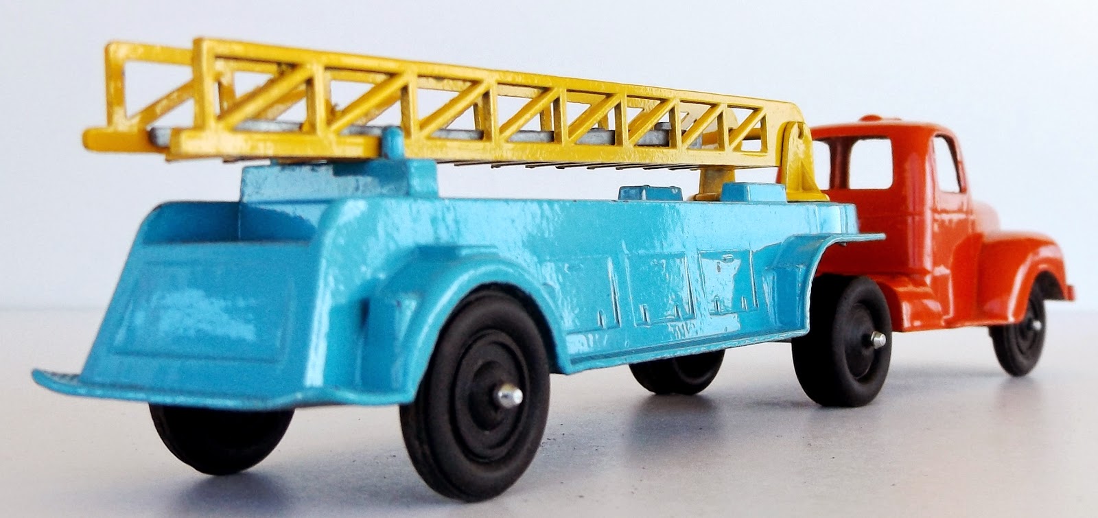 Toys and Stuff: Tootsietoy Aerial Ladder Truck