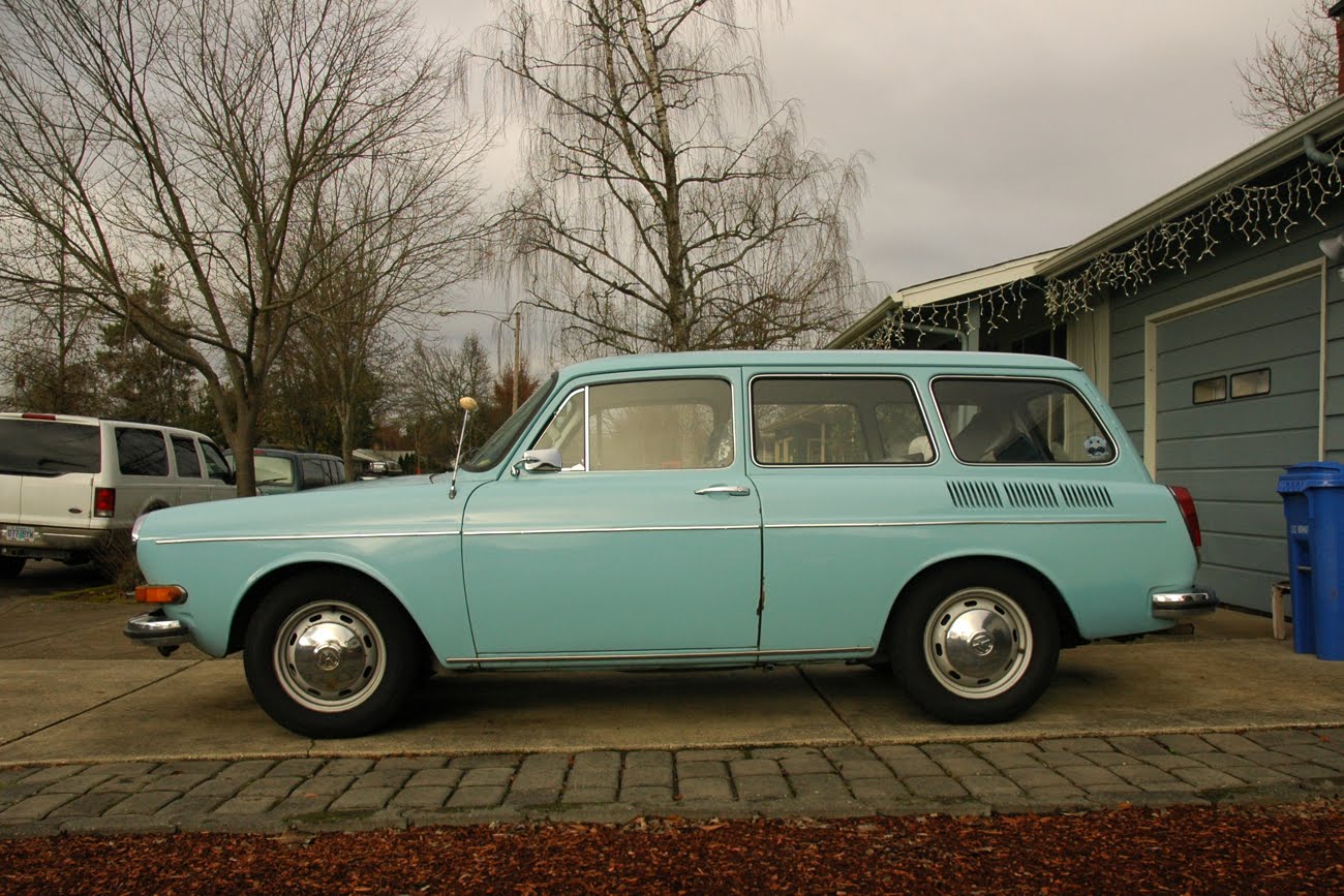 OLD PARKED CARS.: 1972 Volkswagen Type 3 Wagon.