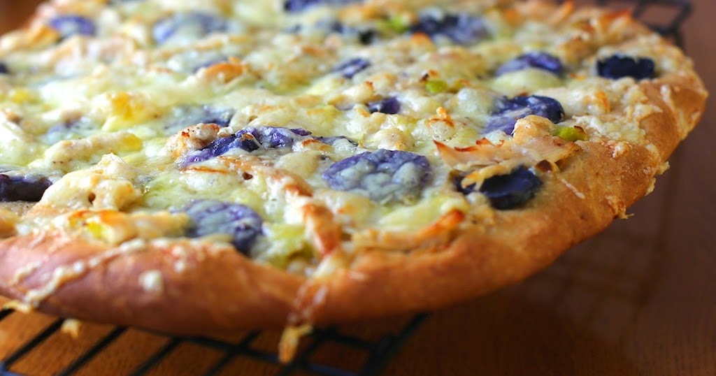 Farm Fresh Feasts: Irish Cheddar Chicken Potato Leek Pizza
