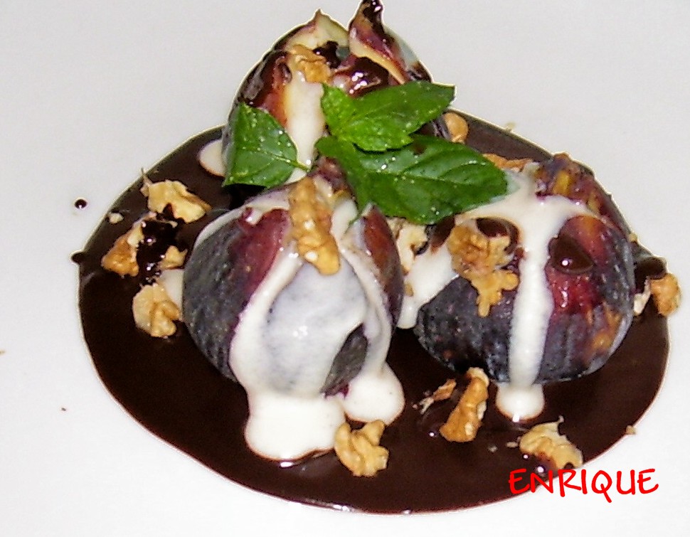 LA COCINA DE ENRIQUE: HIGOS RELLENOS CON CREMA DE QUESO Y SALSA CHOCOLATE