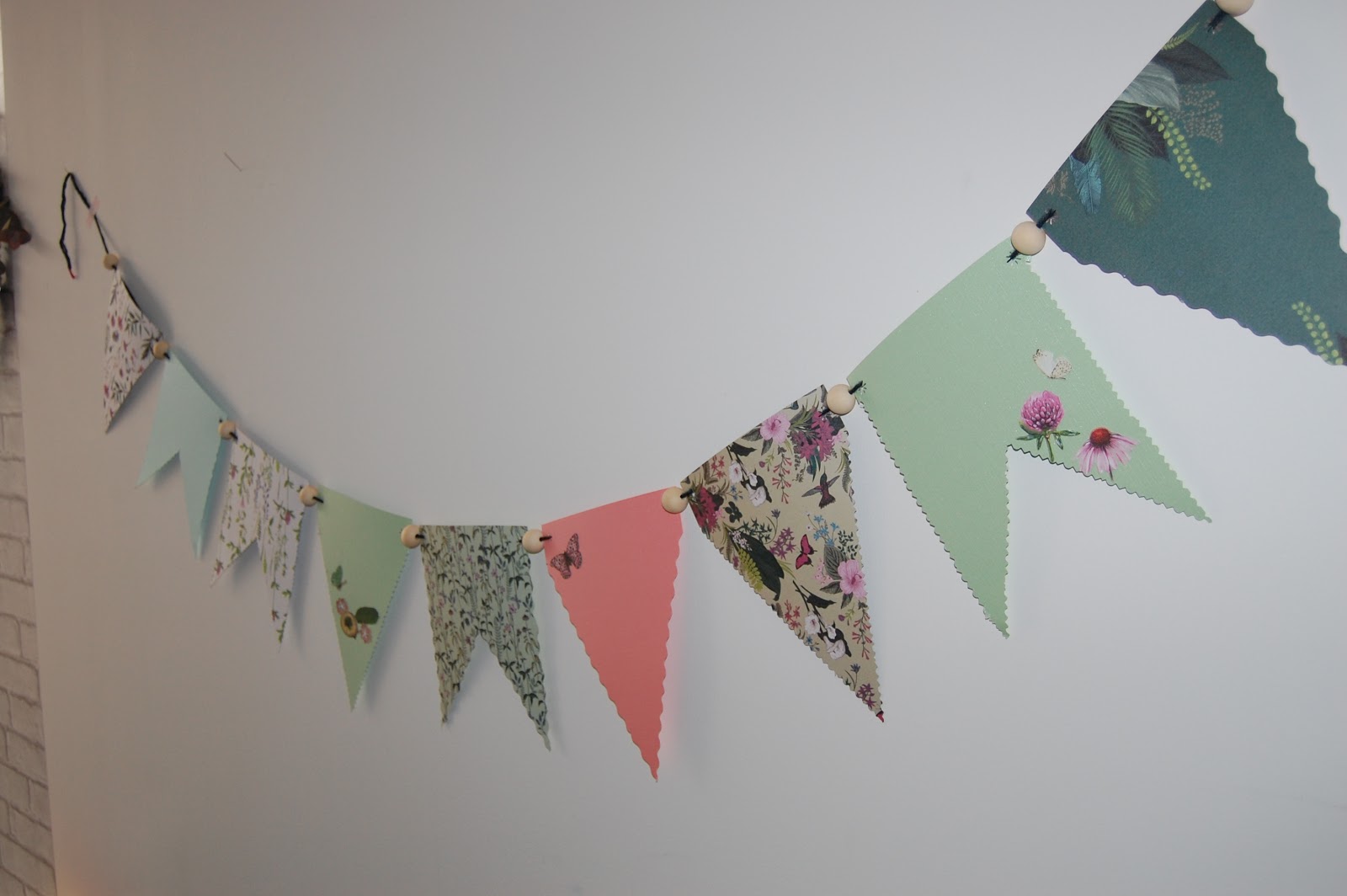 Anniversaire "Printemps" : la guirlande fanions en papier