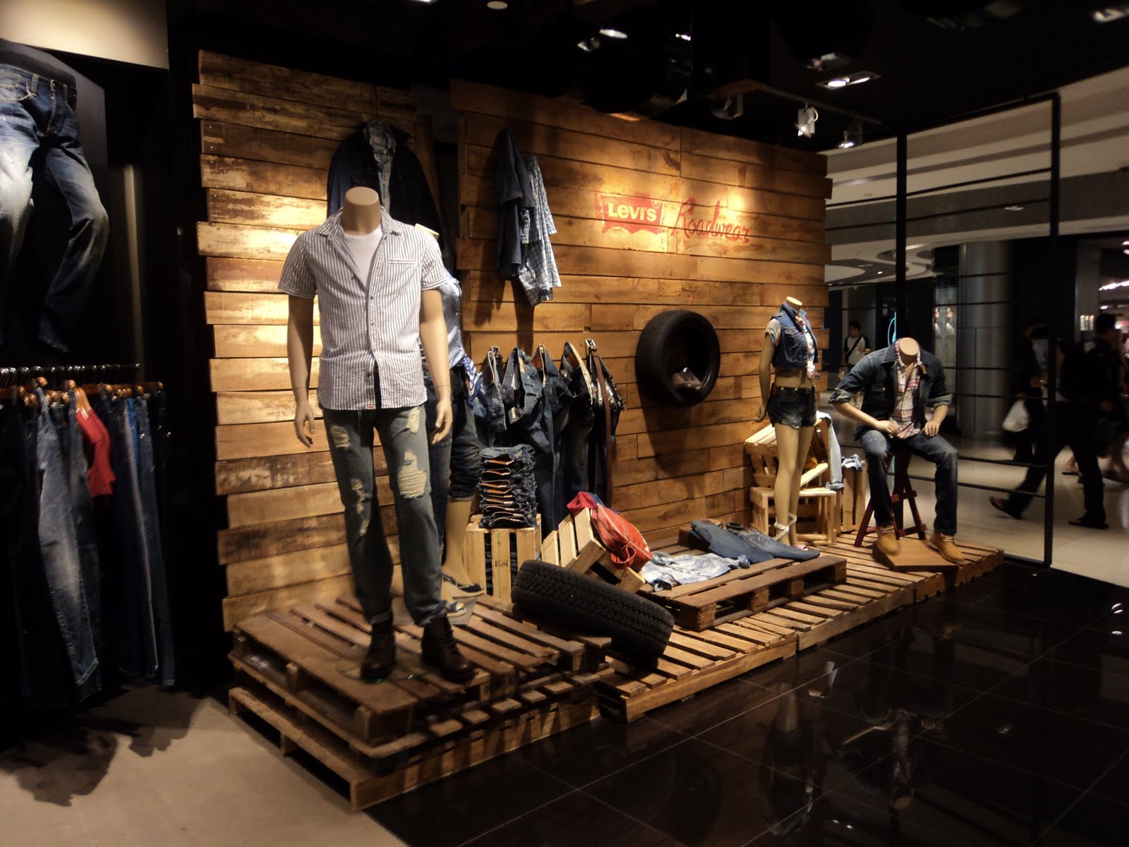 Retail ICA 2 - LEVI'S: Merchandise presentation and store design