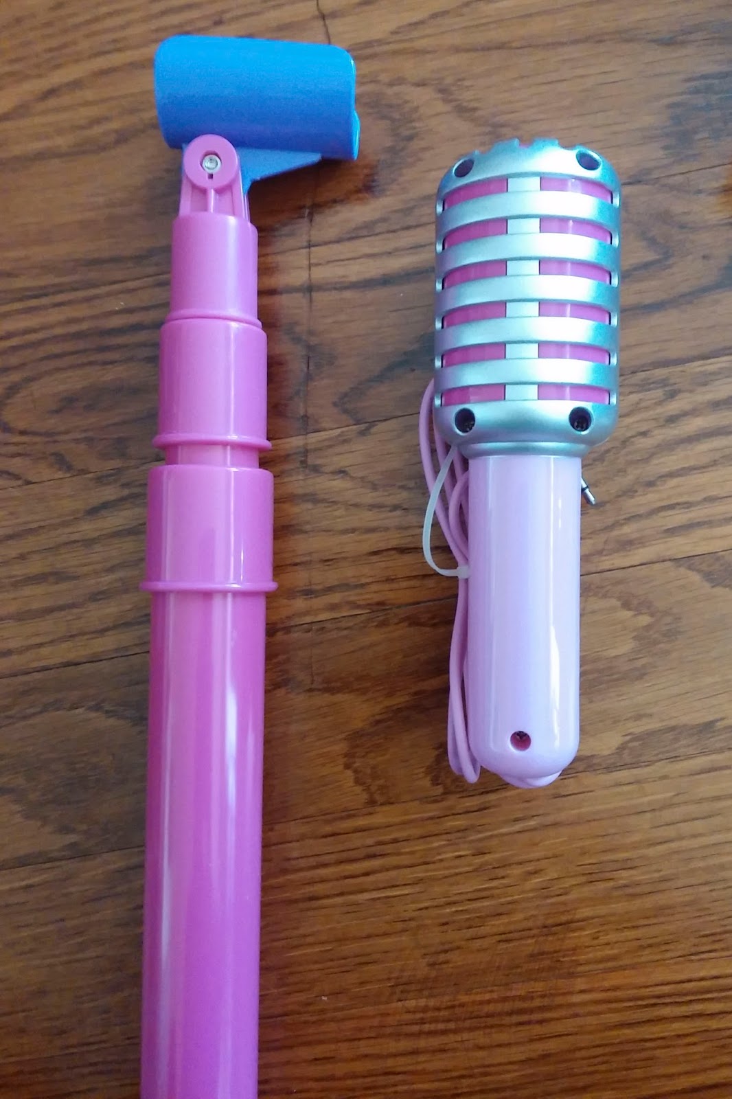 The Roving Reviewer: Little Virtuoso Idol Maker Microphone Pink Review