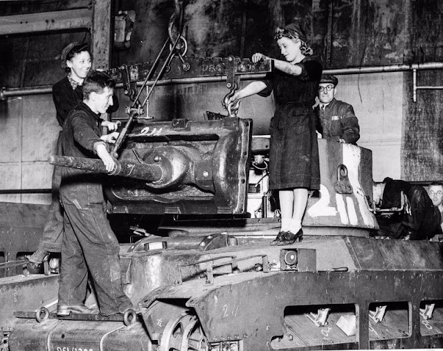 23 Amazing Vintage Photographs Taken Inside WWII Tank Factories ...