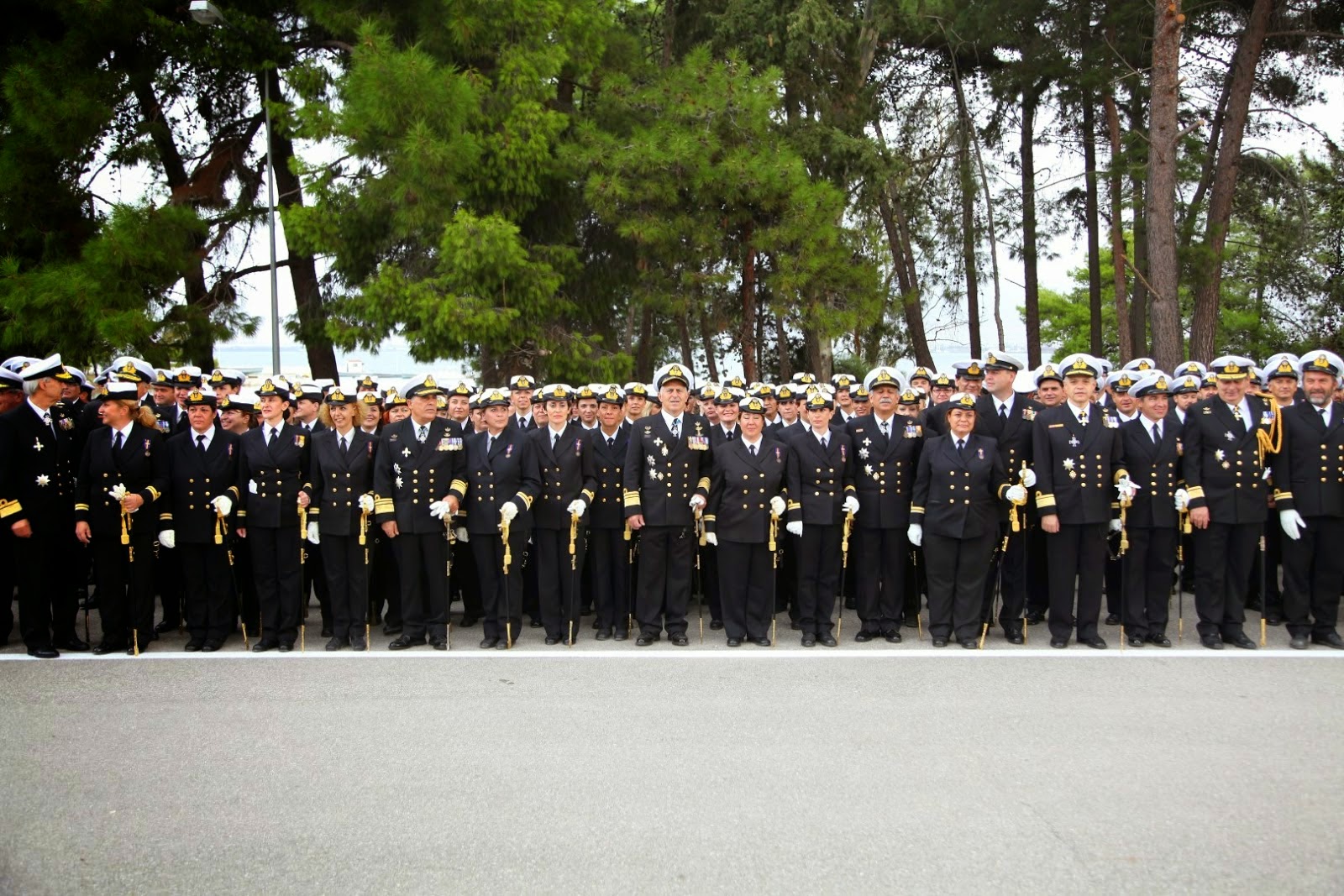 ΠΗΡΑΝ ΤΑ ΞΙΦΗ ΤΟΥΣ... ΟΙ ΑΞΙΩΜΑΤΙΚΟΙ ΤΟΥ ΠΟΛΕΜΙΚΟΥ ΝΑΥΤΙΚΟΥ ΜΑΣ ...