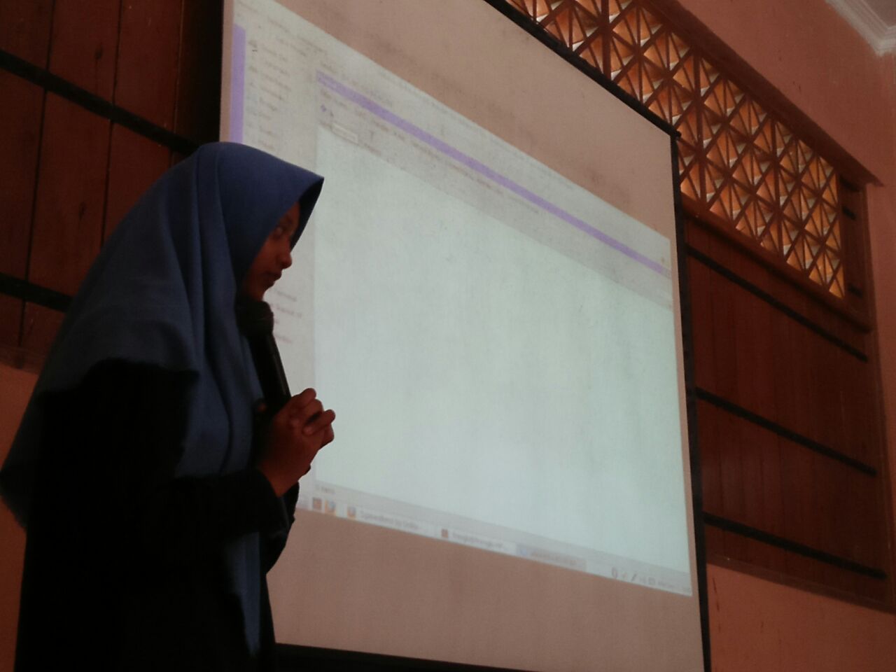 MEMBATASI BANDWIDH DENGAN MENGGUNAKAN SIMPLE QUEUE - Sita Anggia Kusuma