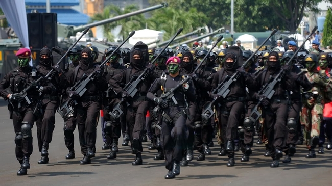 Kenapa Senjata Para Tentara Ini Panjang Sekali? - Foto Tentara