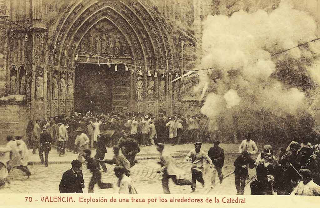 POSTALES DE VALENCIA: EXPLOSIÓN DE UNA TRACA POR LOS ALREDEDORES DE LA ...
