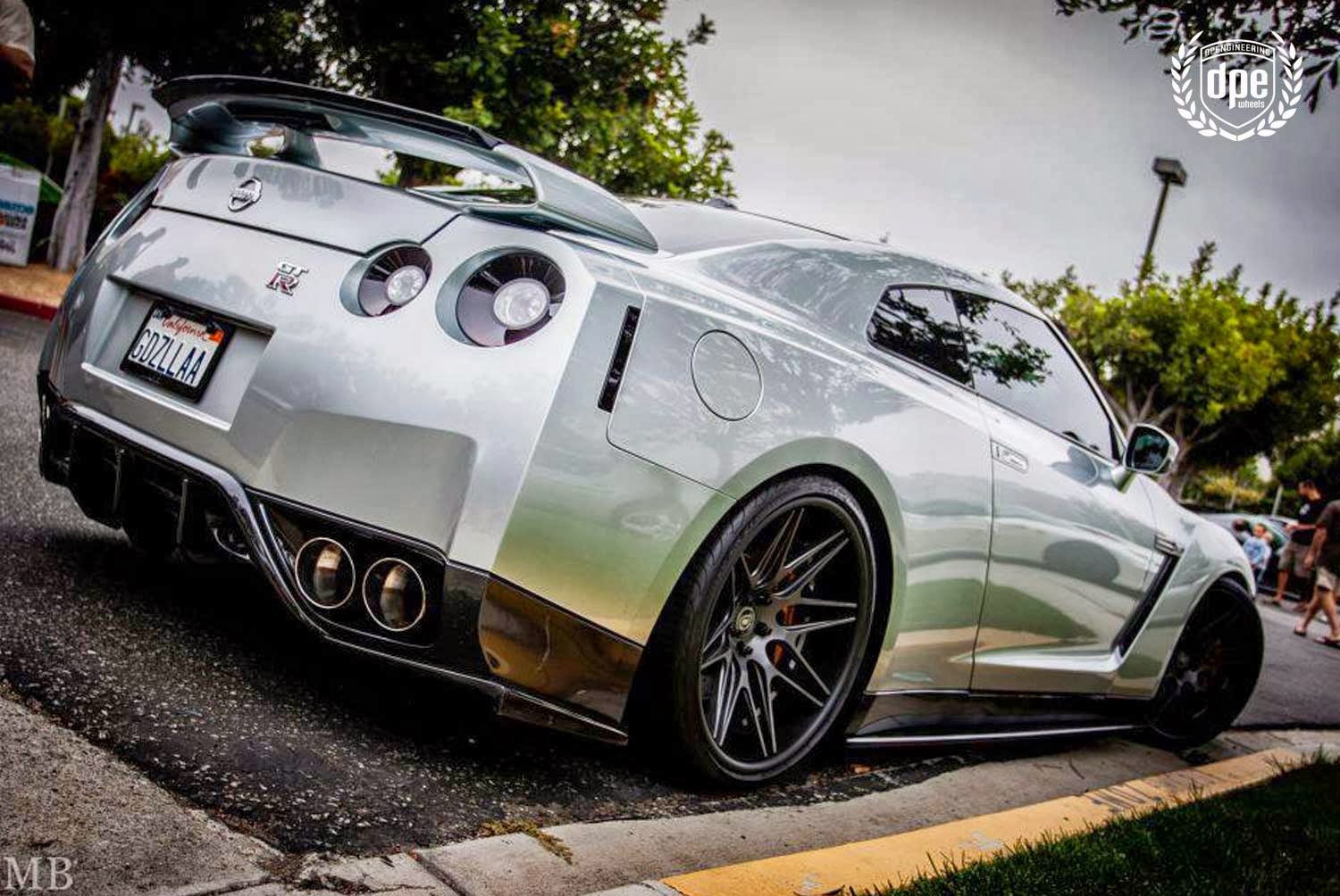 Mobil Nissan GT R | R-way Collection