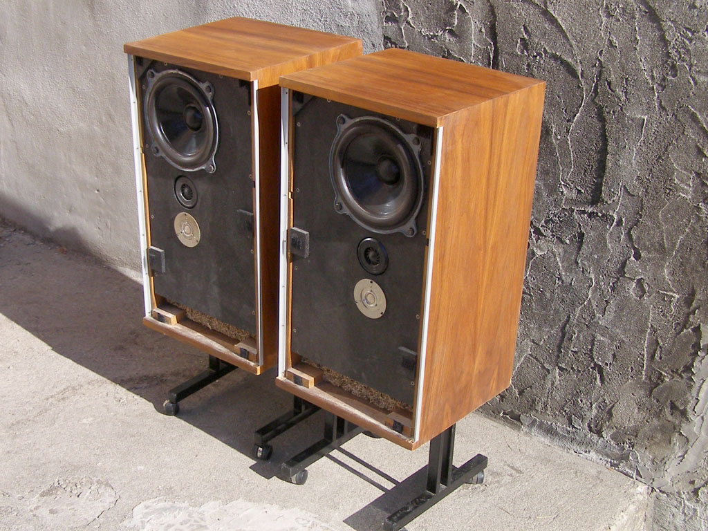 SEVENTIES STEREO: B&W DM2 photos.