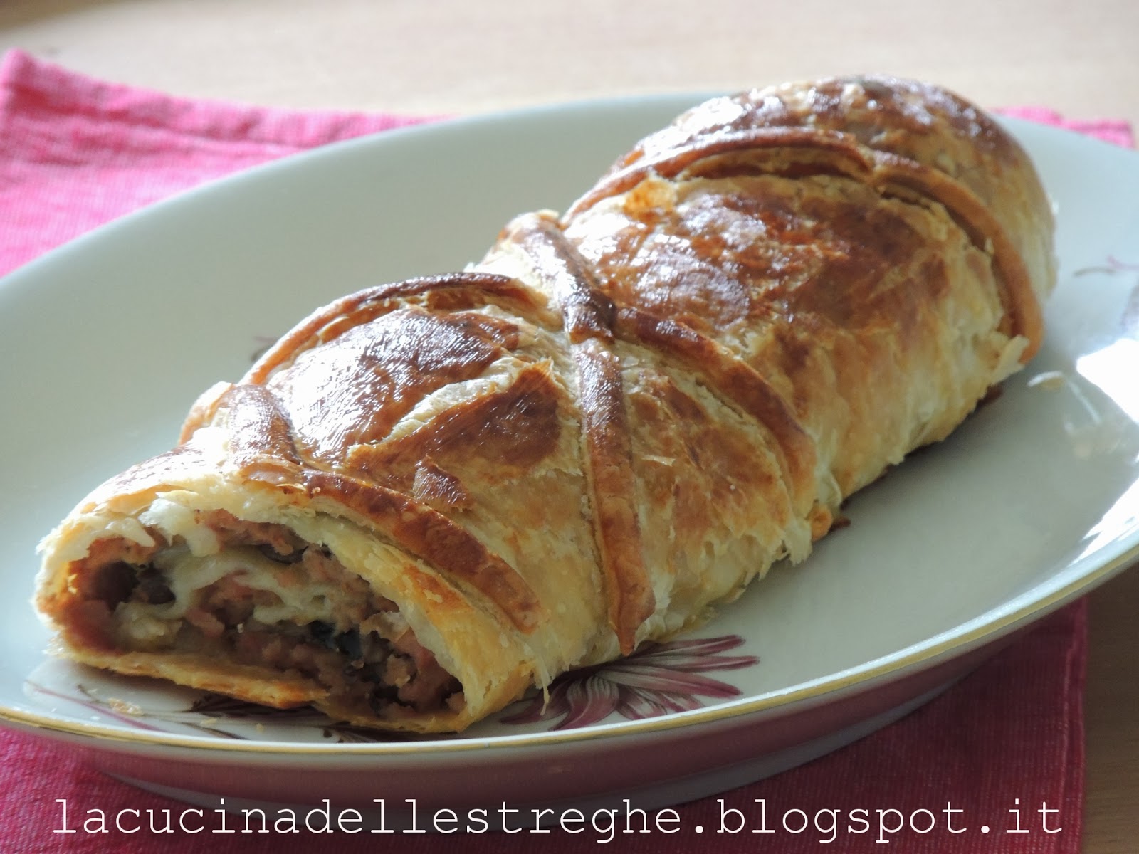 La cucina delle streghe: Strudel rustico con carne e funghi