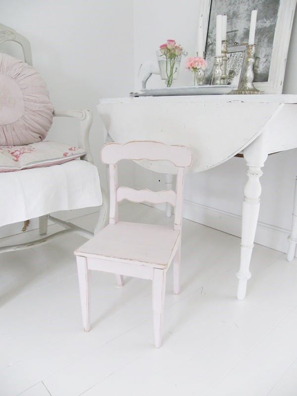 L a n t l i f: En liten rosa stol