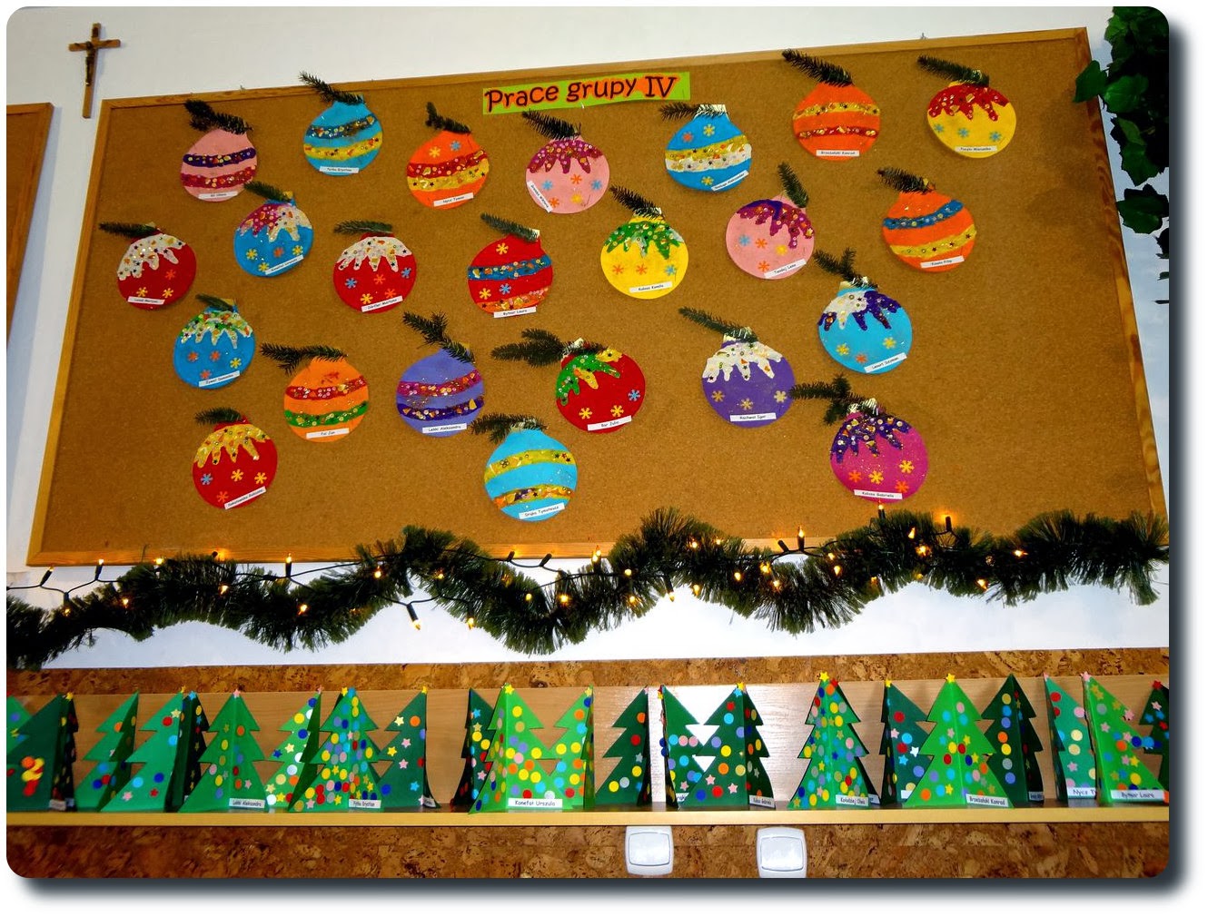Za kulisami przedszkola: Kolorowe bombki, kolorowe choinki.
