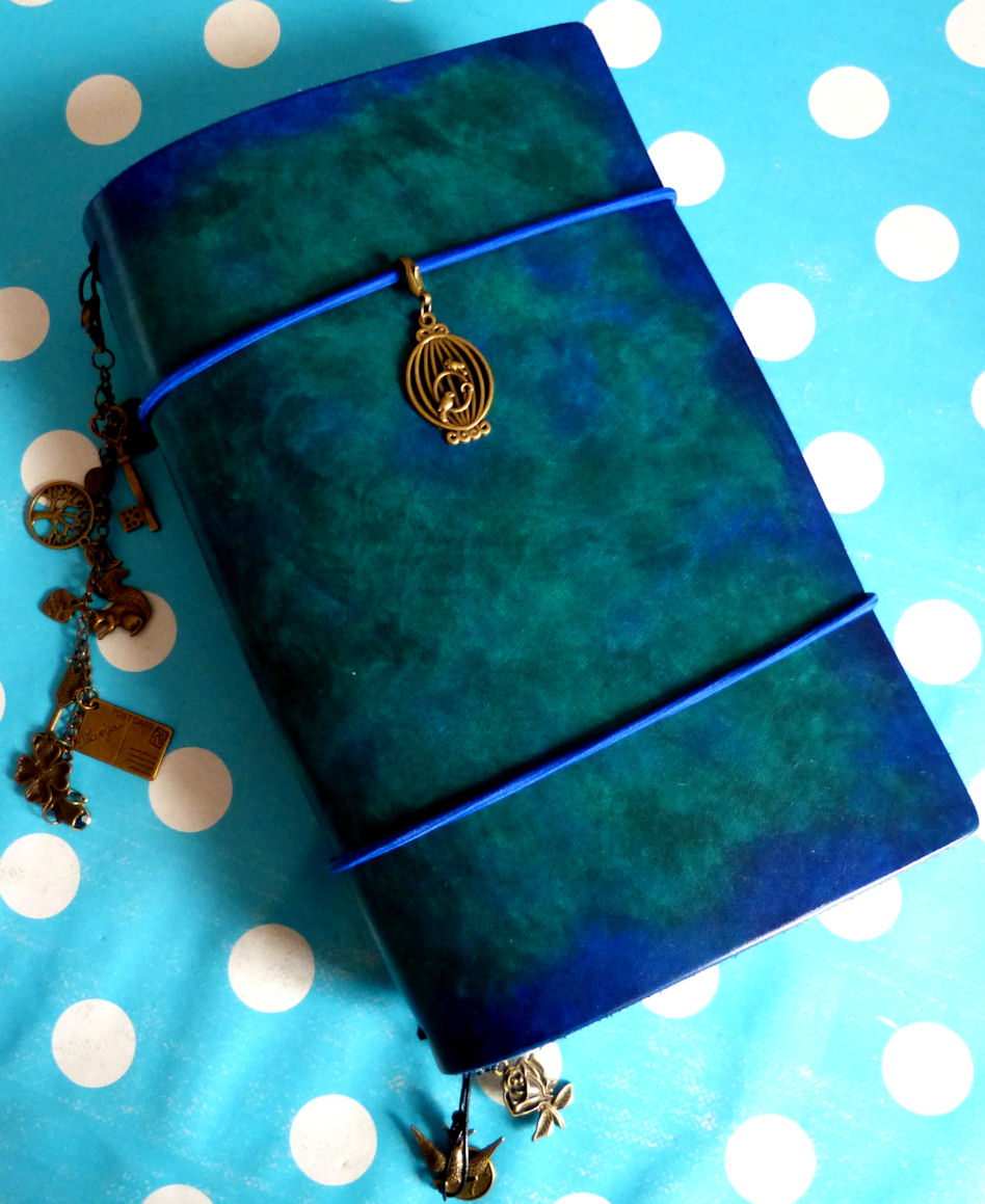 Caatje's Artsy Stuff: Introducing the Adori (my current journal)