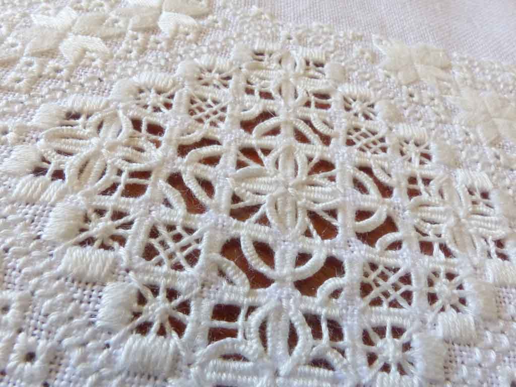 Fils et Aiguilles... une Passion: BRODERIE BLANCHE DE MARKEN - MARKER ...
