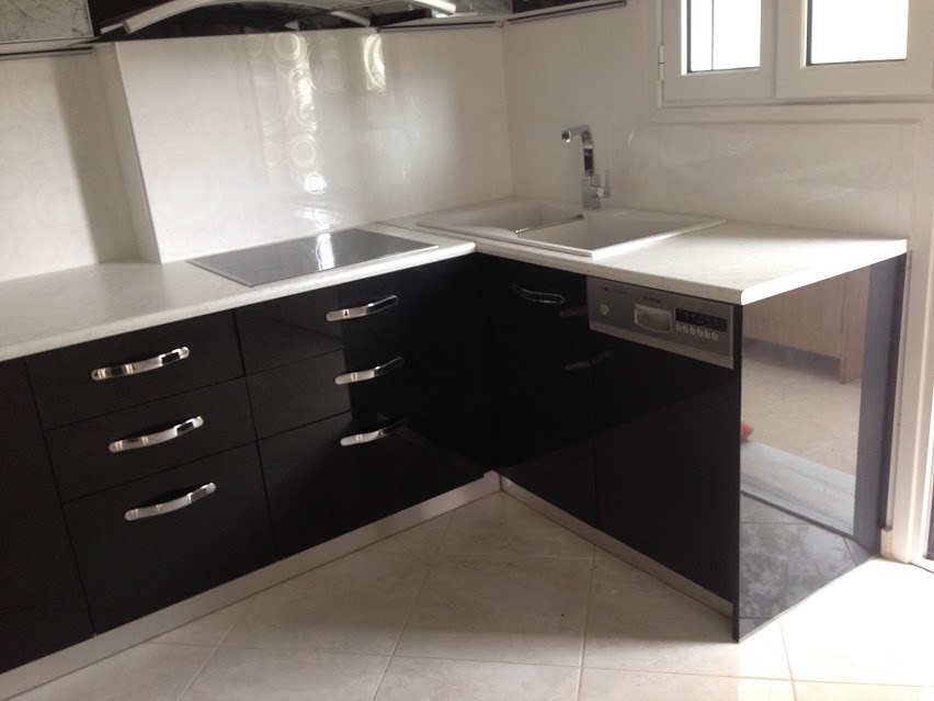 anba cucine επιπλα κουζινας laca μαυρη με περλες με βιτρινες αλουμινιου ...