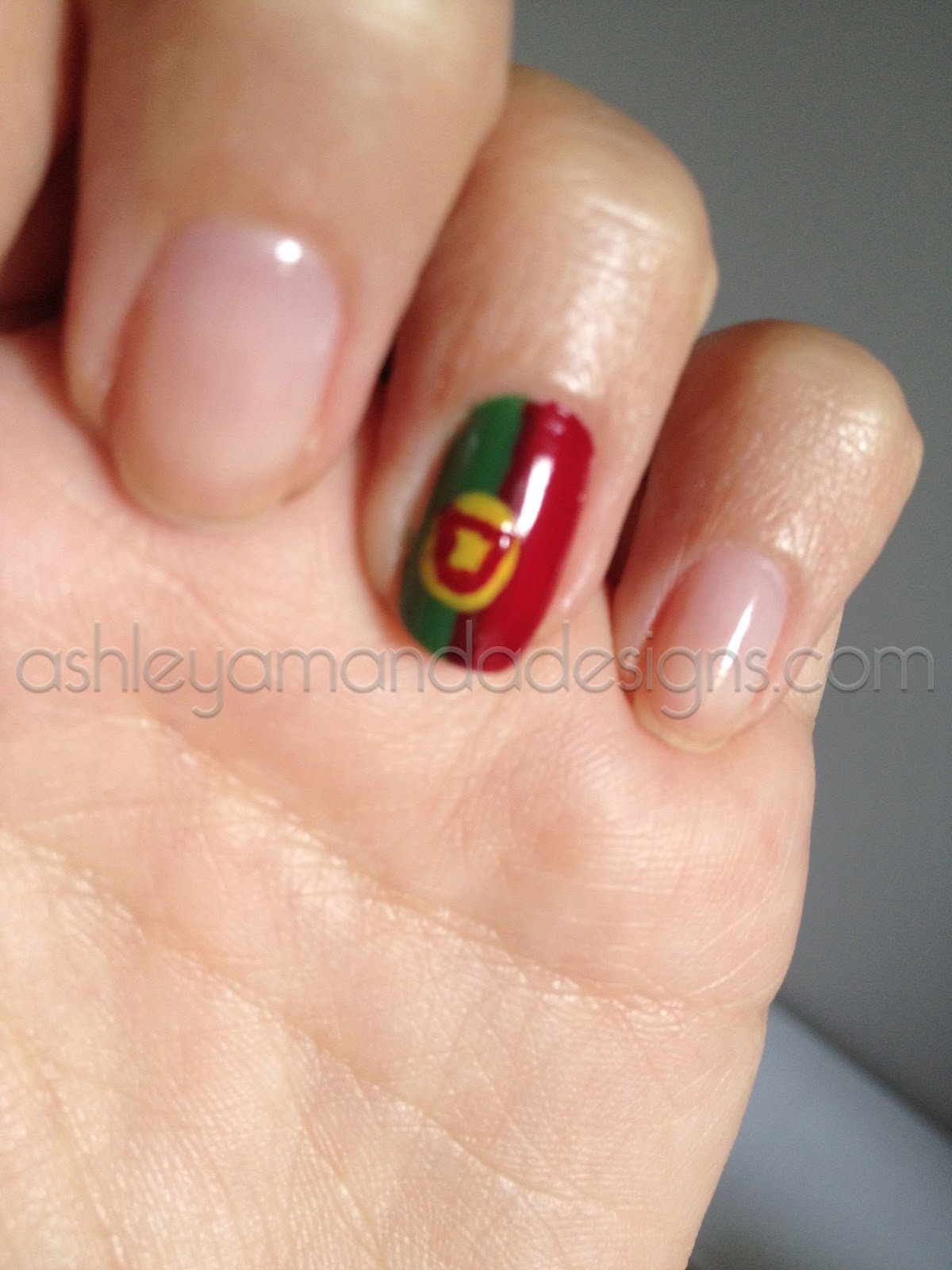 Ashley Amanda: Portuguese Flag Nail Art