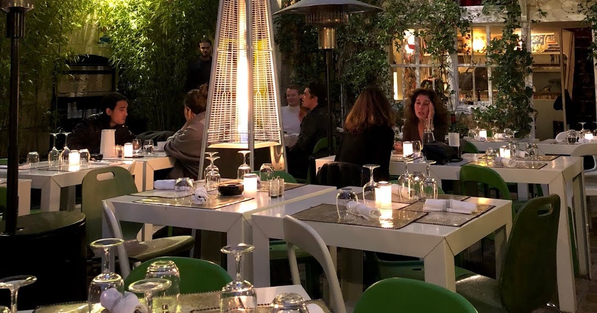Focus On Paris: Courtyard dining