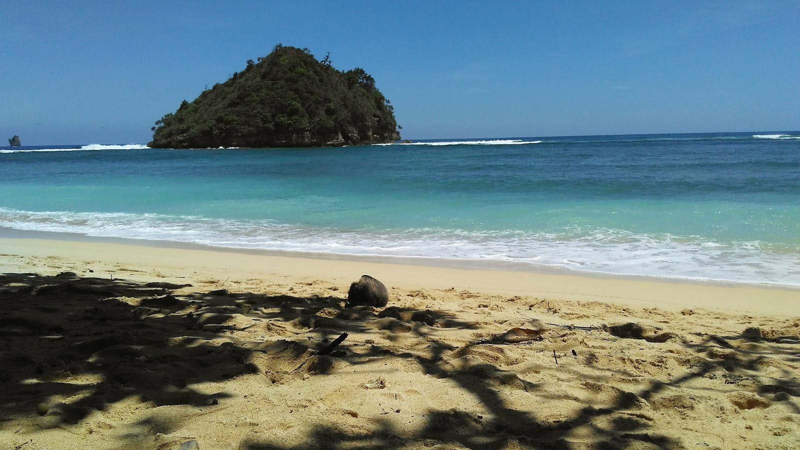 Pantai Gatra dan Pantai Tiga Warna Malang - OMBONEJAGAD
