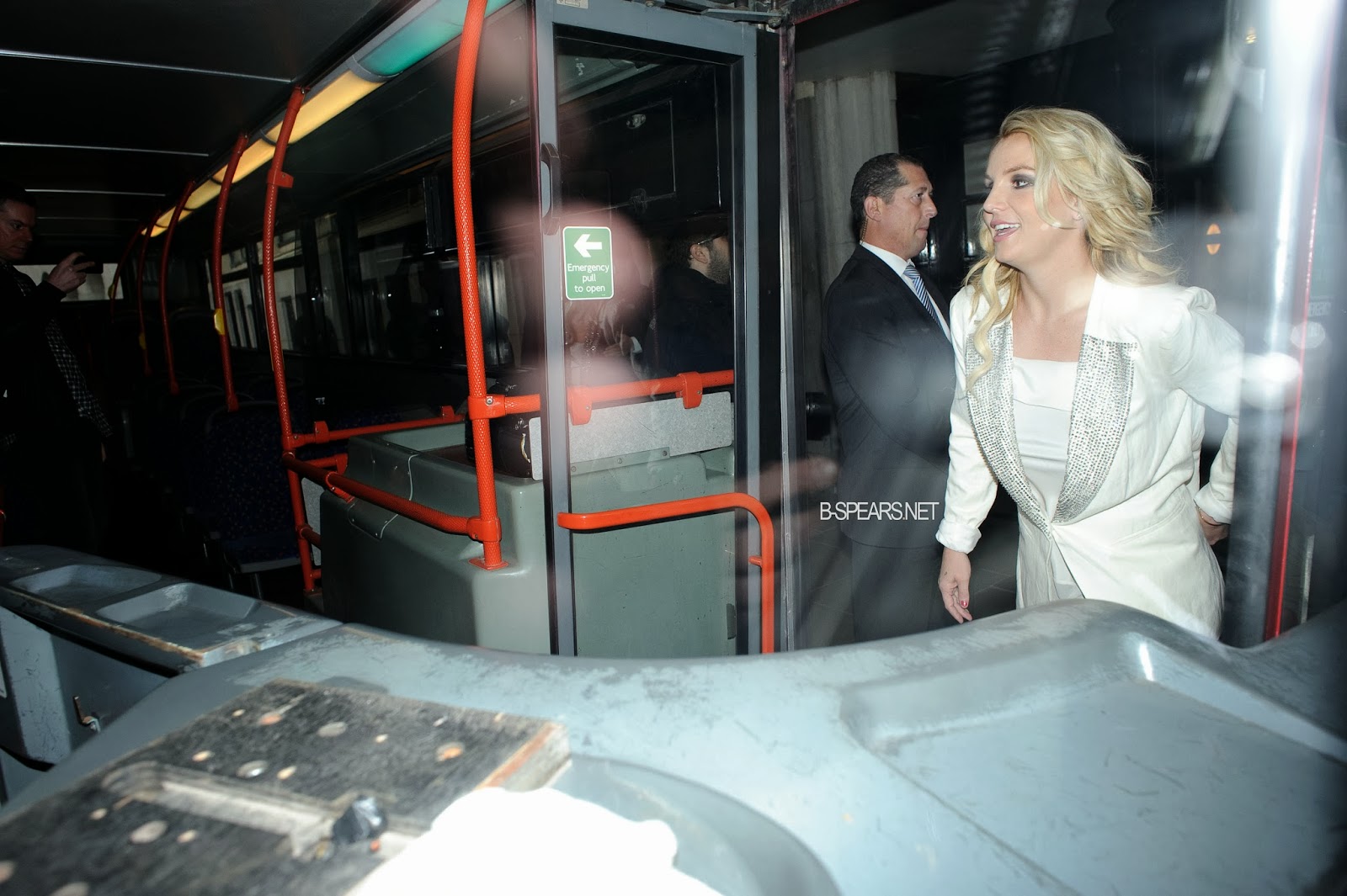 BRITNEY WORLD BLOG: (October 15) Britney taking a bus in London