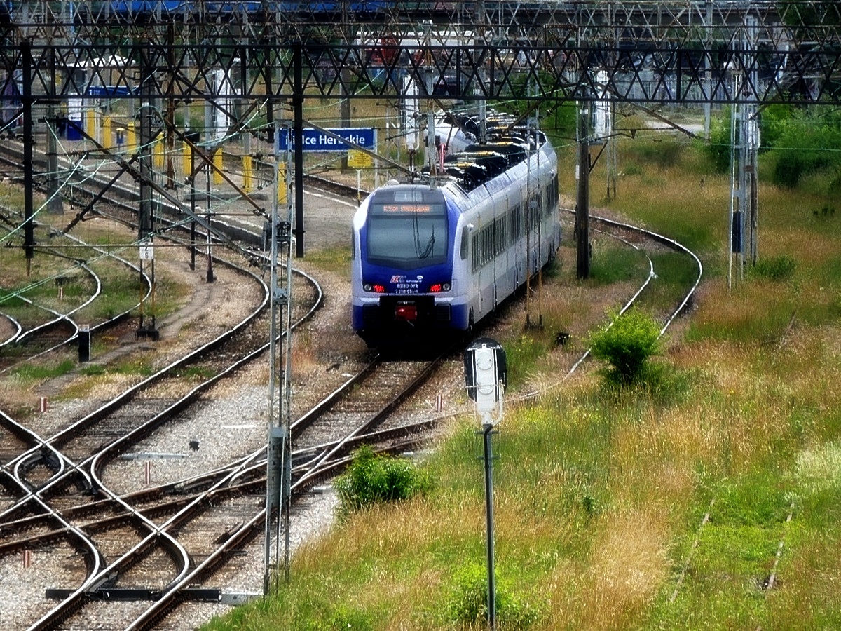 Spojrzenie z góry na ED160-001 i EN63A-005 | Kolejowe Kielce