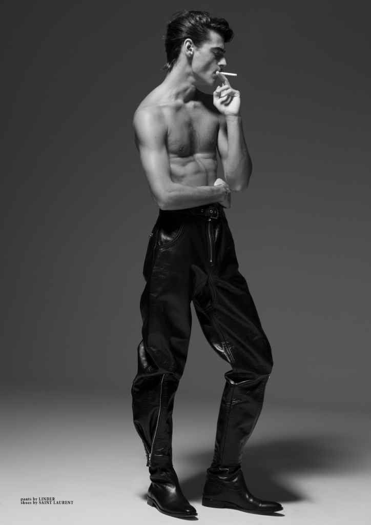 Jacob Morton posa en blanco y negro para Client Magazine No. 10