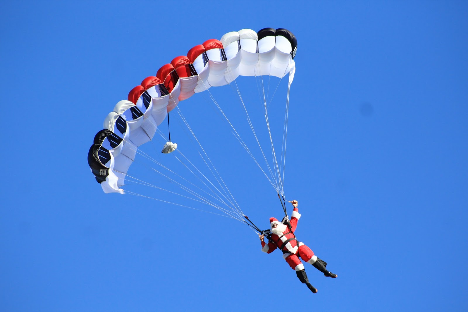 Santa to Skydive into Shenandoah to Welcome Holiday Season
