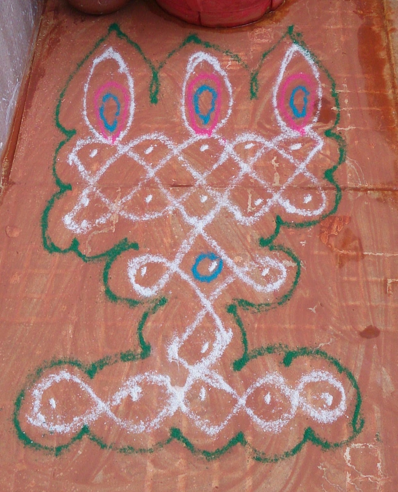 Muggulu blog: chinna muggu infront of tulasi kota