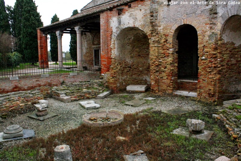 La basílica de la Assunta y su entorno en la isla de Torcello en Venecia
