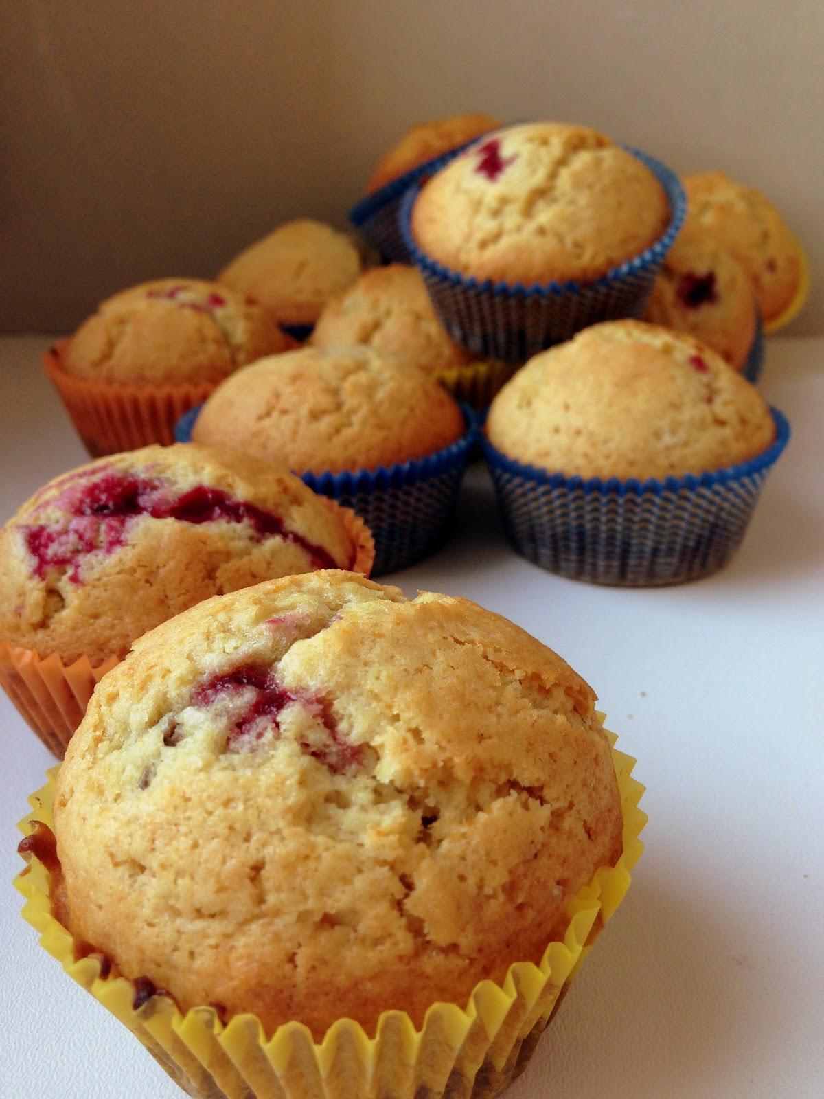 RECEPTAI : Šokoladiniai/vaniliniai keksiukai su avietėmis.