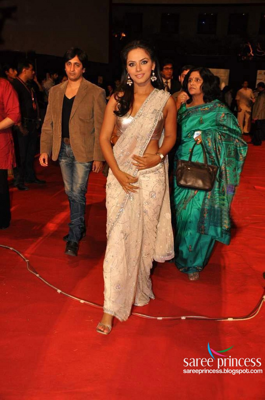 Bollywood actress and model neetu chandra mesmerizing in bare back see ...