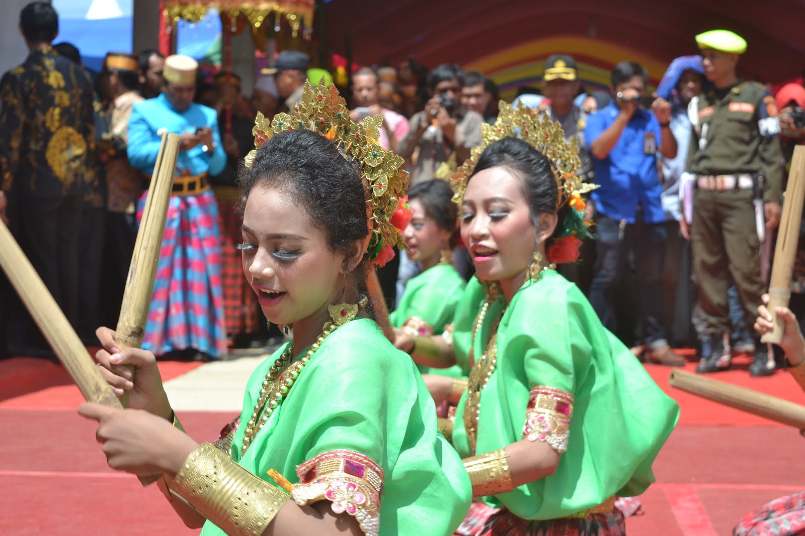 Foto penari tampilkan tarian tradisonal di HUT Pangkep ke 58