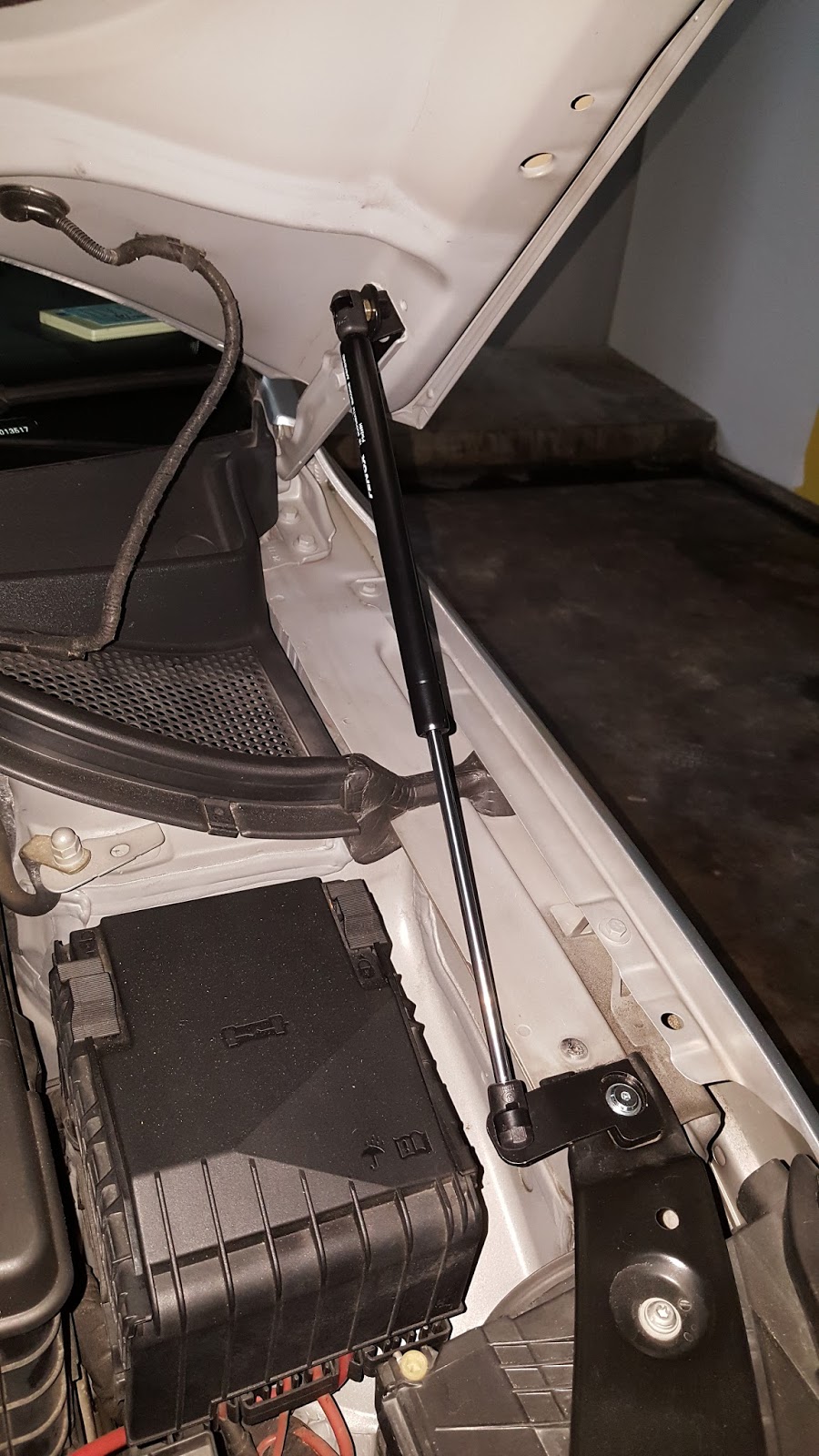 CBX RNS510 & Accessories: Tiguan Engine Hood Struts