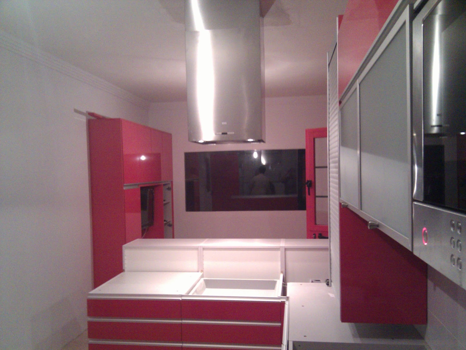 Sol, aire y madera, Cv en imágenes: Formica roja y Silestone blanco