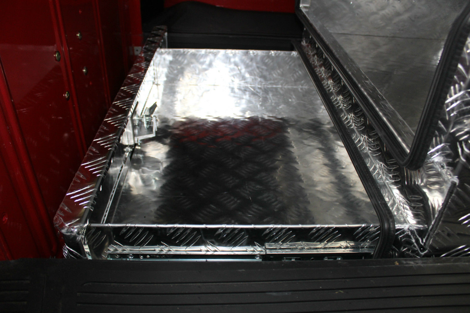 Landrover Defender: ALUMINIUM TOOL BOX CHEST VAULT WITH DRAWER ALLYBACK ...