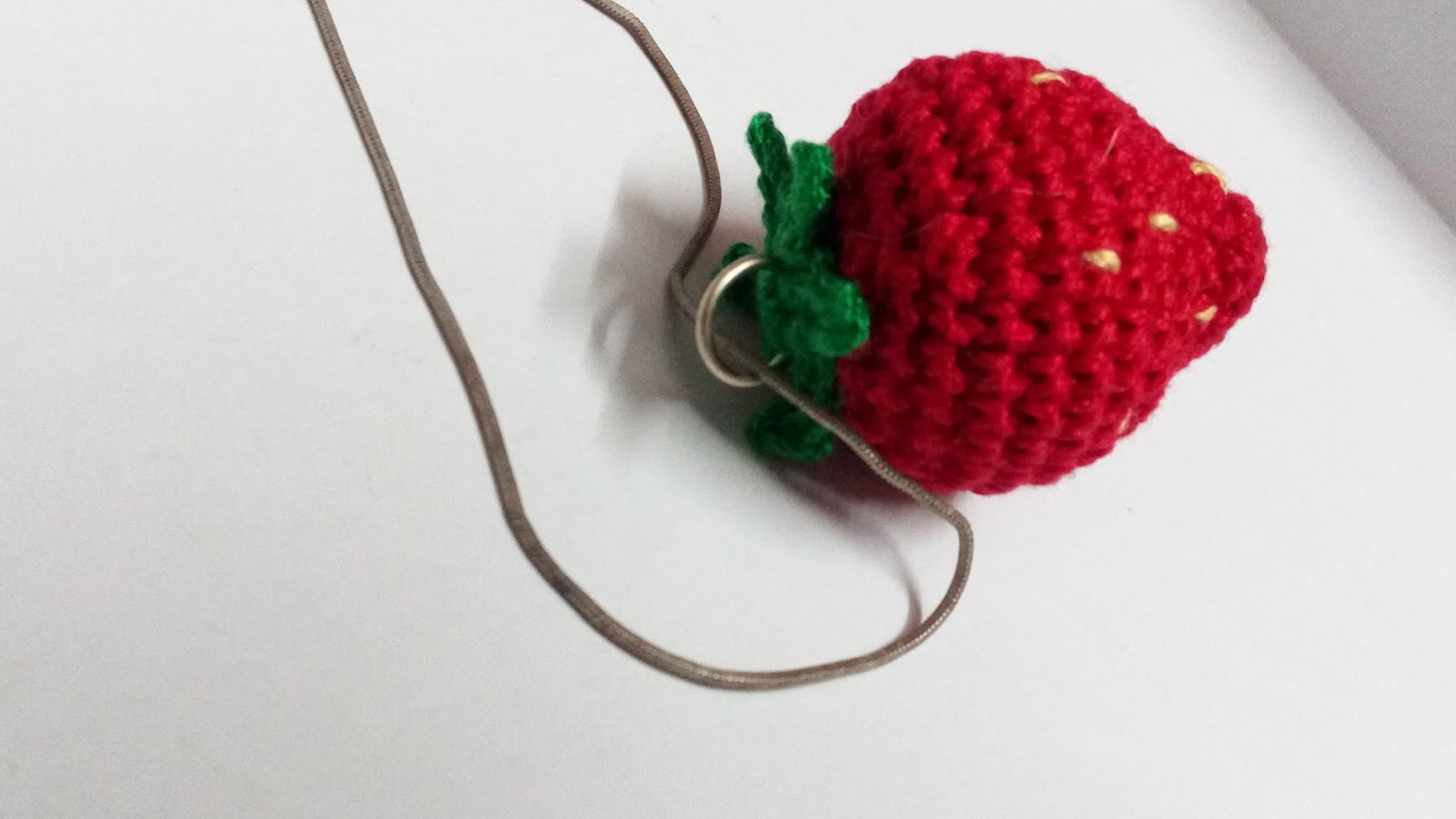 Hook Knots and Threads: Strawberries