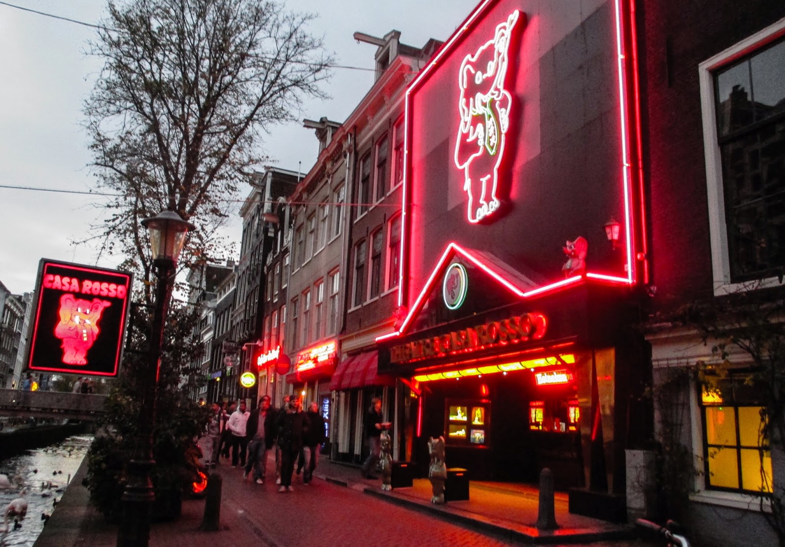 ELISIYA SE VA DE VIAJE: DIA 1. AMSTERDAM. DAM Y BARRIO ROJO.