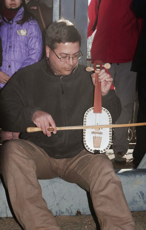 Coplas y rabel: Más rabel en actos populares