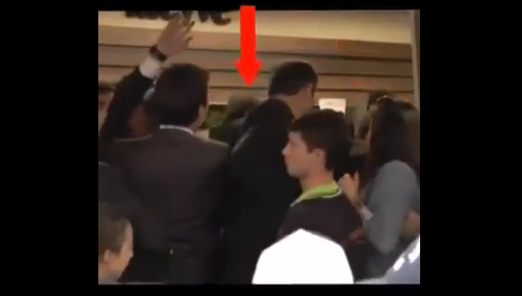 ΑΥΤΟΣ ΕΙΝΑΙ Ο ΤΟΥΡΚΟΣ...!!! ΒΙΝΤΕΟ: Ο ΕΡΝΤΟΓΑΝ ΣΗΚΩΝΕΙ ΤΟ ΧΕΡΙ ΤΟΥ ΚΑΙ ...