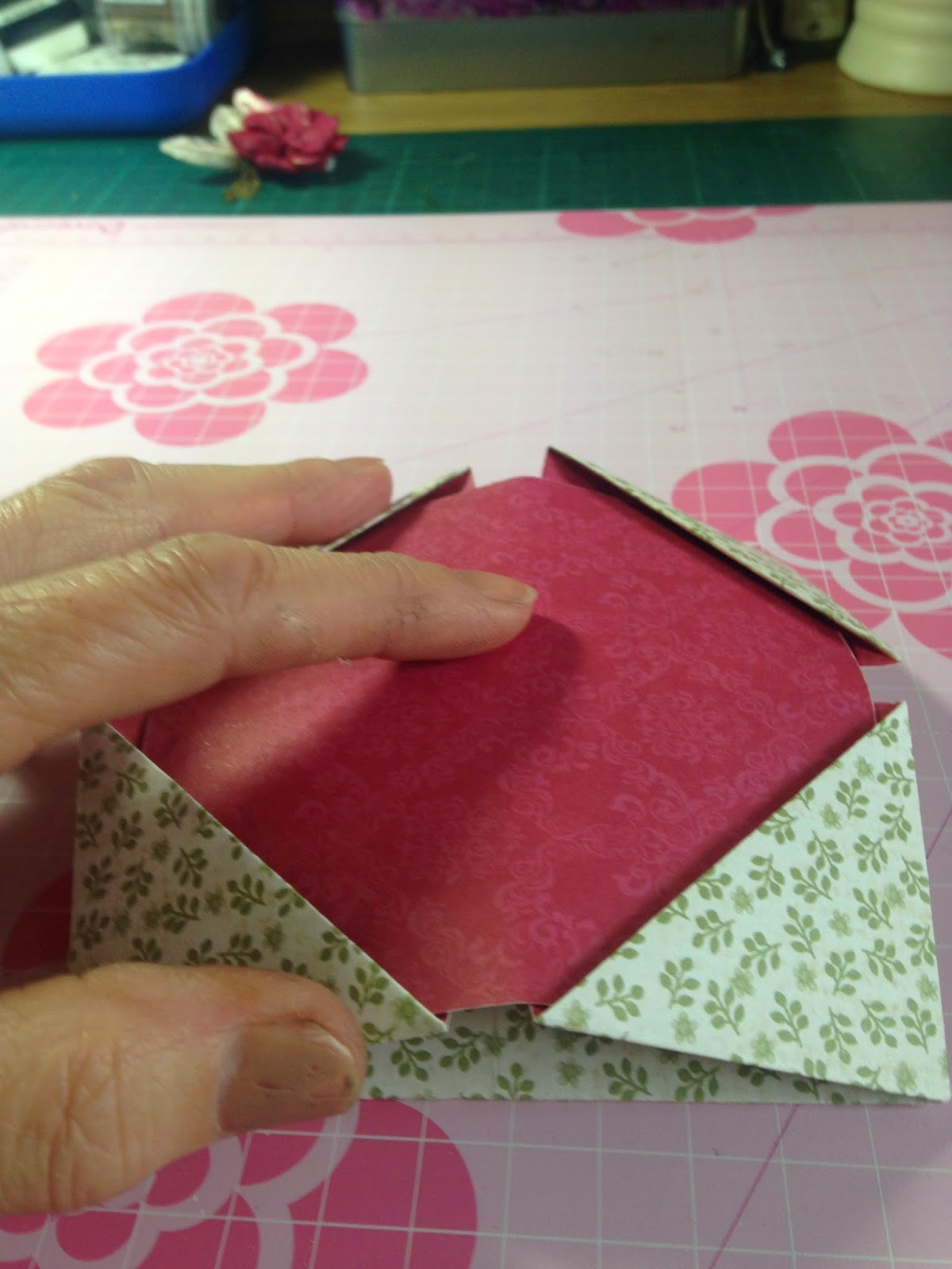 Pauline's Creative Journey: Folded Frame Tutorial.....