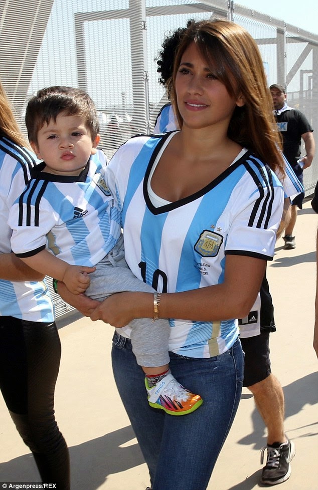 Lionel Messi's girlfriend Antonella Roccuzzo and son Thiago wear ...
