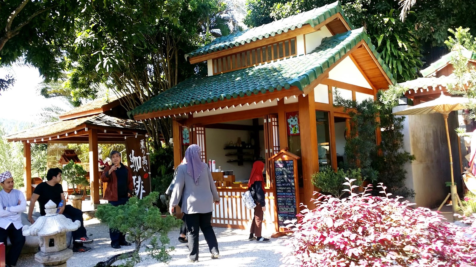 EXQUISITE JAPANESE CAFE, HOUSES & GARDEN IN A DATES FARM (Kolak in ...