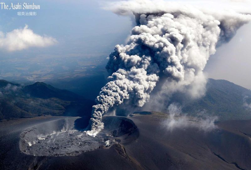 W u l k a n y Ś w i a t a B l o g: Erupcja wulkanu Shinmoedake w Japonii