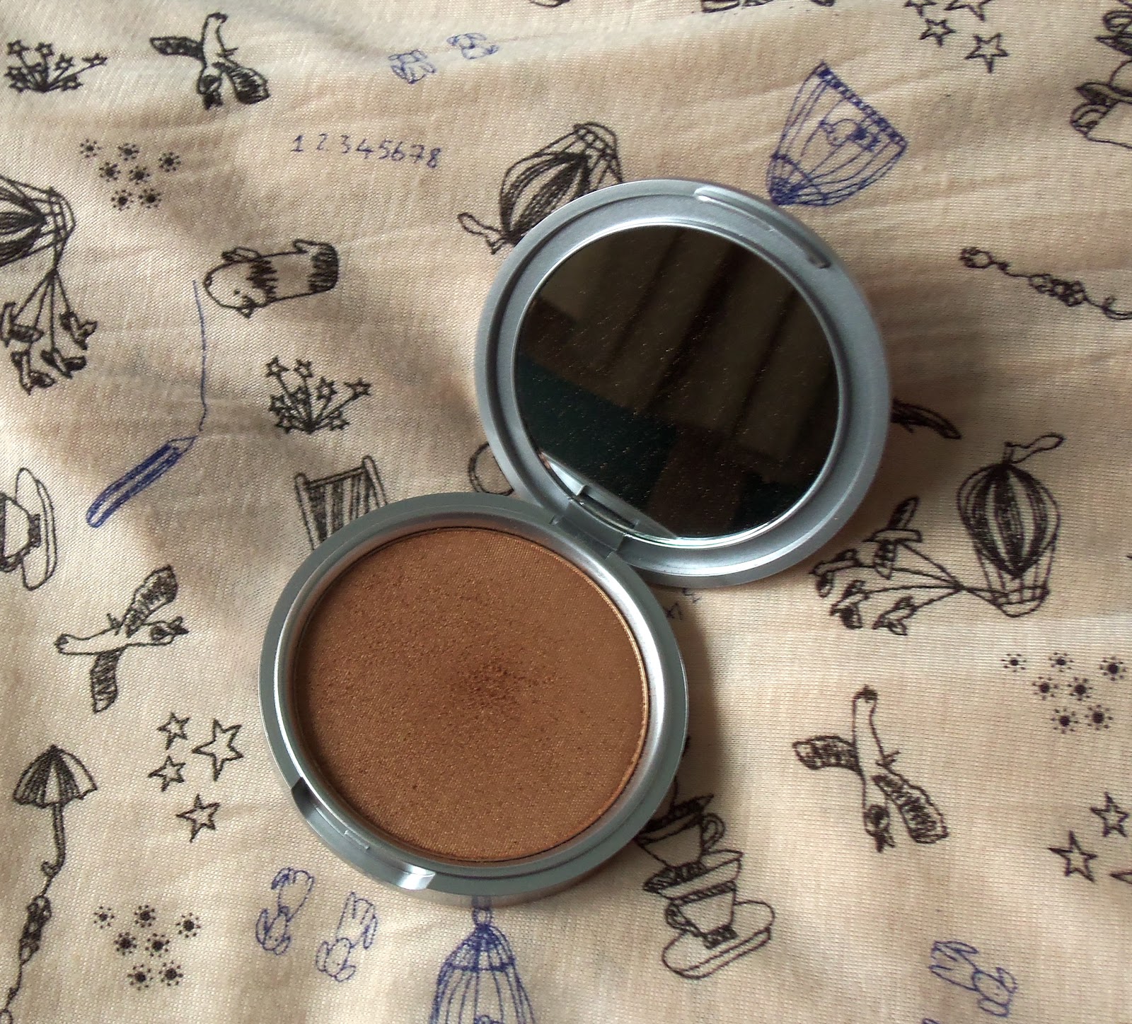 Beauty and Beyond....: Review - The Balm Betty-Lou Manizer bronzer